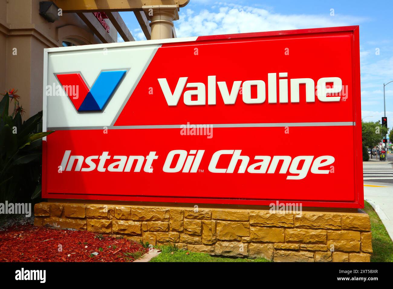 Differential fluid changes hi-res stock photography and images - Alamy