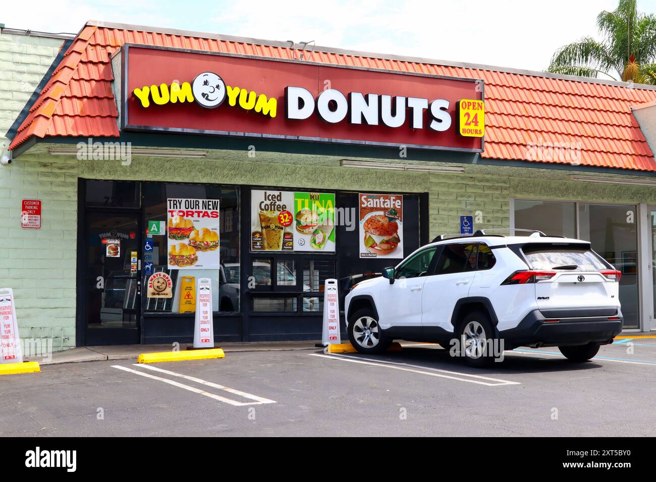 Los Angeles, California: Yum-Yum Donuts, American donut shop chain ...