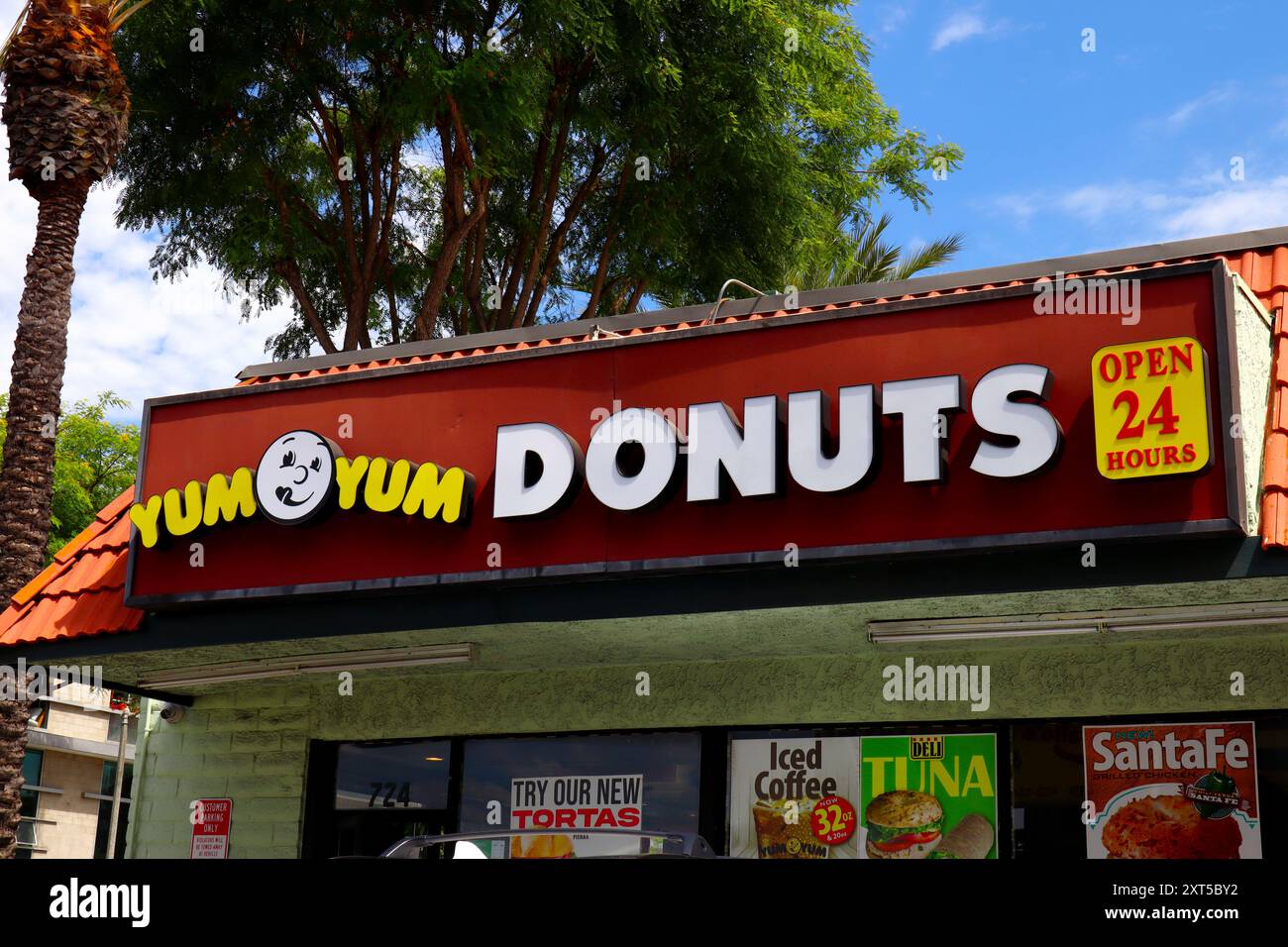 Los Angeles, California: Yum-Yum Donuts, American donut shop chain based in California Stock ...