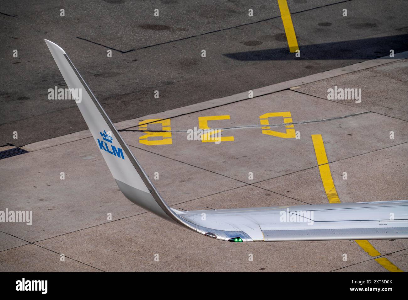 Boeing 737 800 winglet hi-res stock photography and images - Alamy