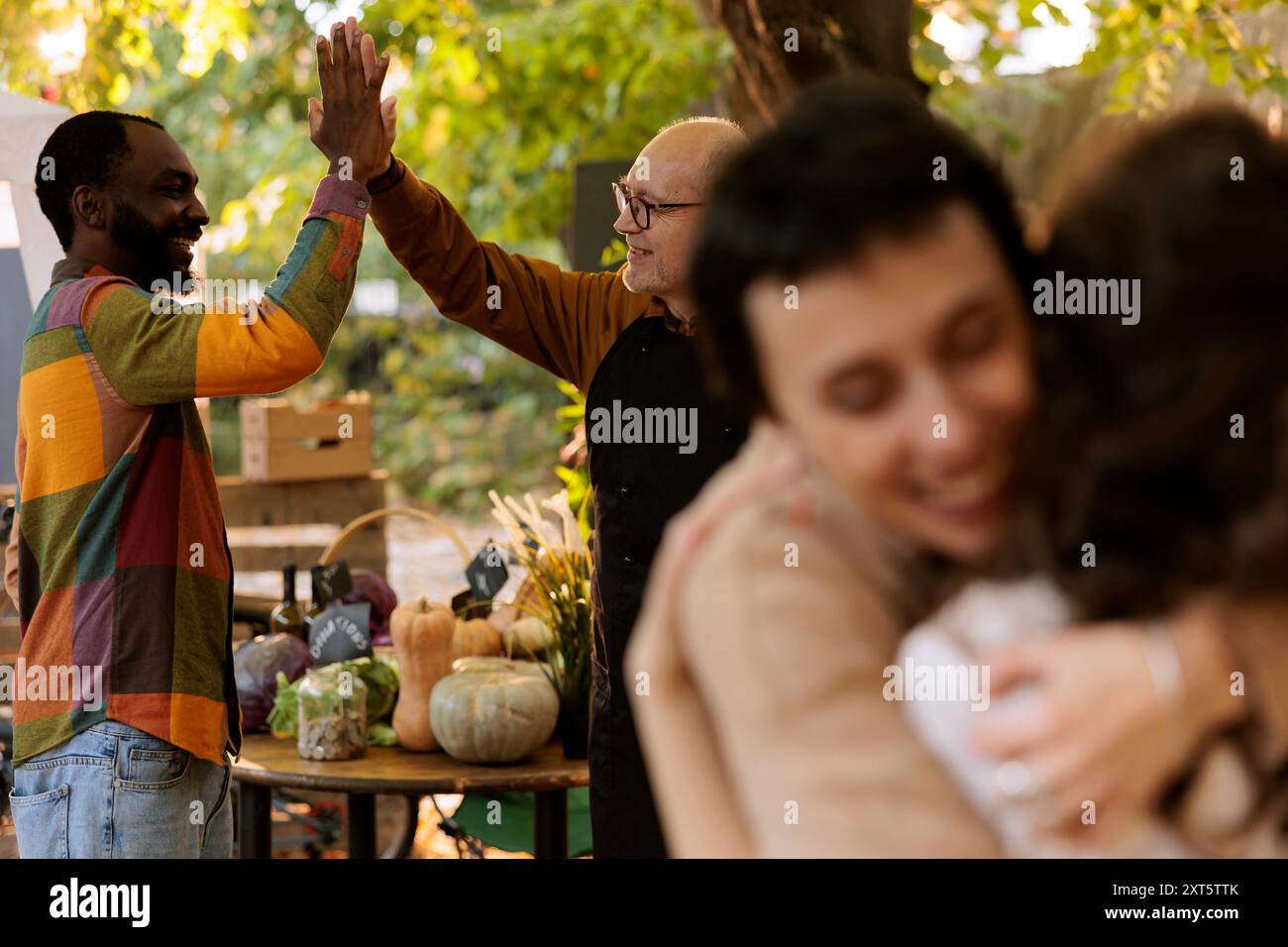Food vendor hands client hi-res stock photography and images - Alamy
