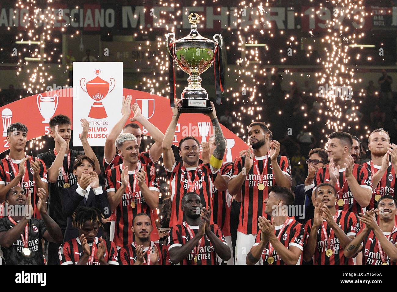 AC Milan players celebrate with the trophy after defeating Monza in the ...