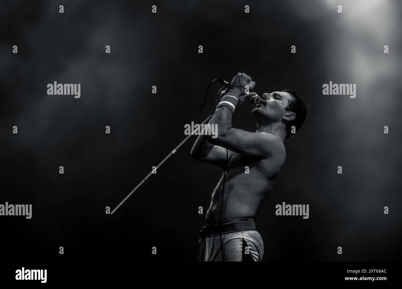 UK THE LATE FREDDY MERCURY OF 'QUEEN' SINGING AT A CONCERT IN THE 1980S ...