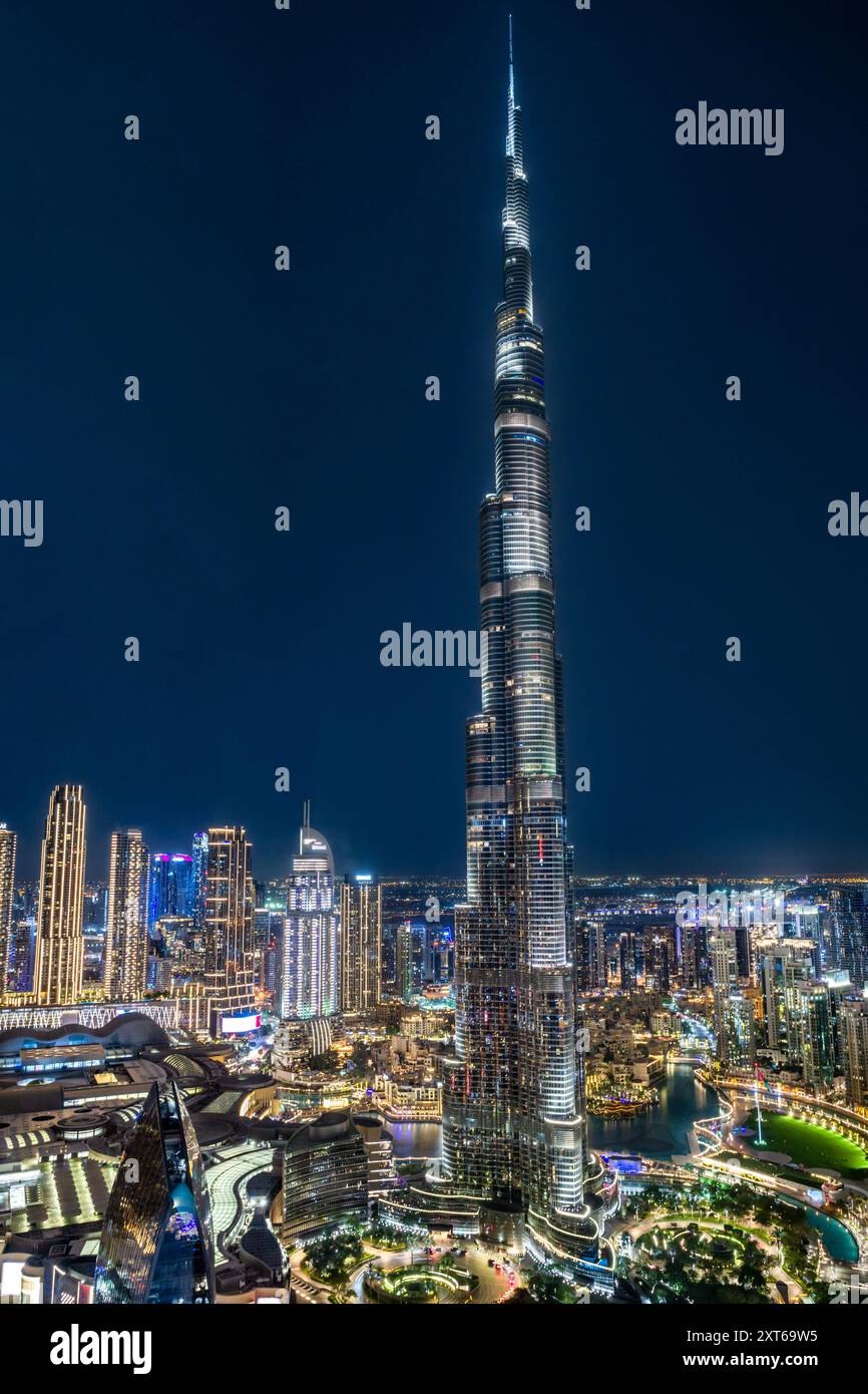 Modern city in night dubai hi-res stock photography and images - Alamy