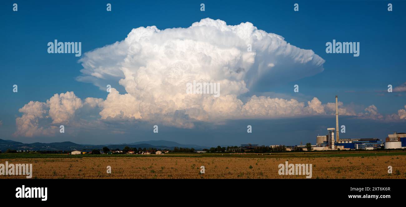 a thundercloud (cumulonimbus) over Grafenau formed into an anvil ...