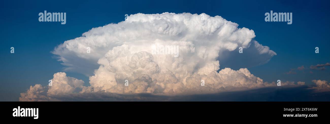 a thundercloud (cumulonimbus) formed into an anvil Stock Photo - Alamy