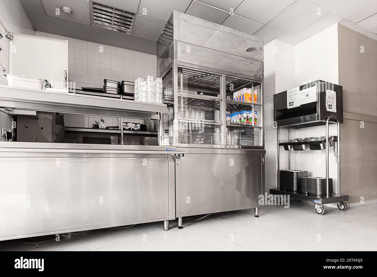 Hostel kitchen hi-res stock photography and images - Alamy