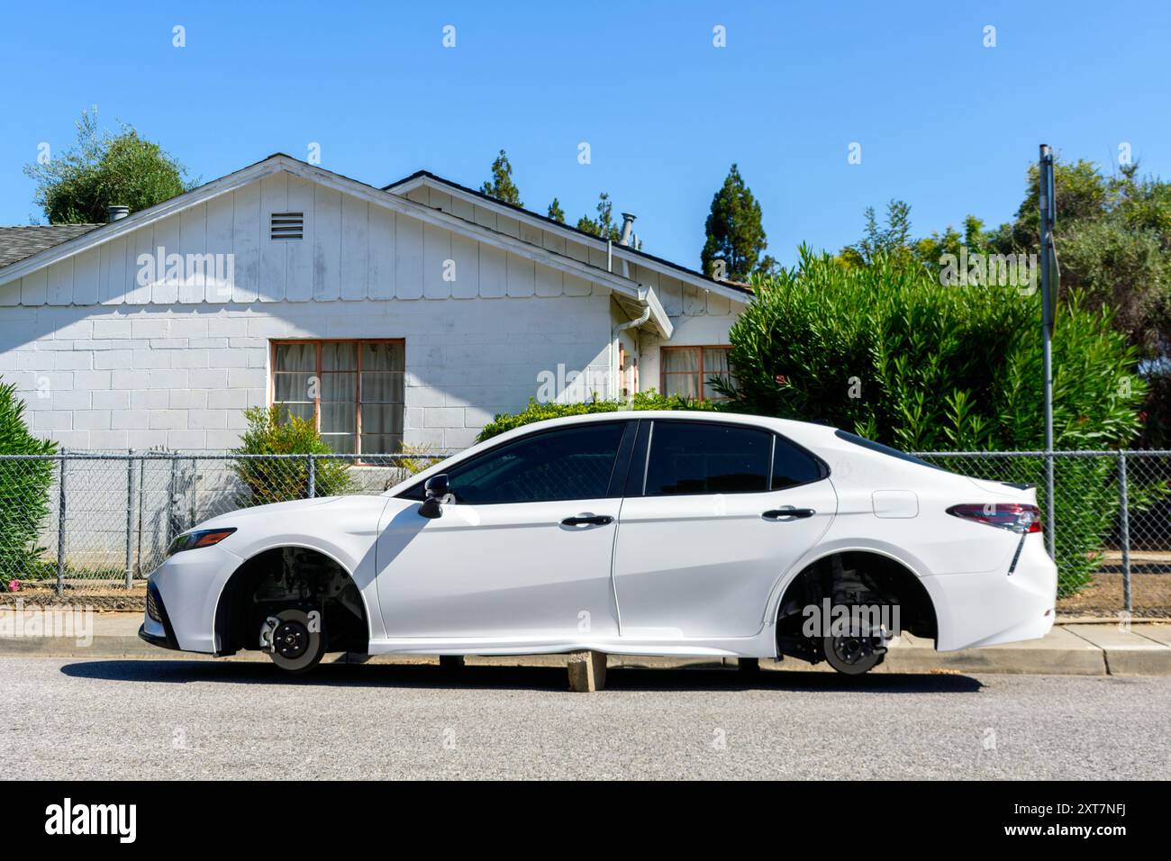 Missing wheels hi-res stock photography and images - Alamy