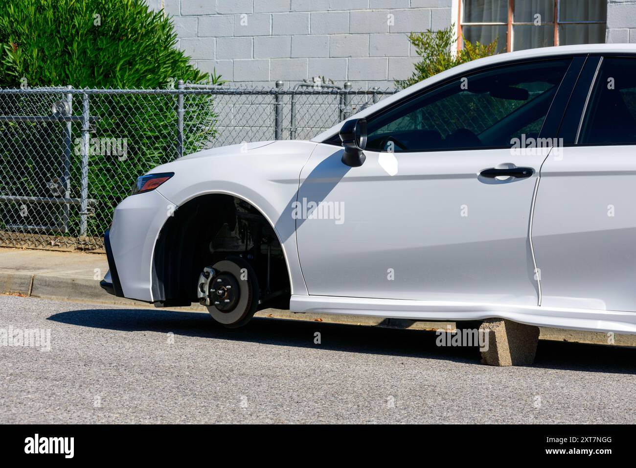 Missing wheels hi-res stock photography and images - Alamy