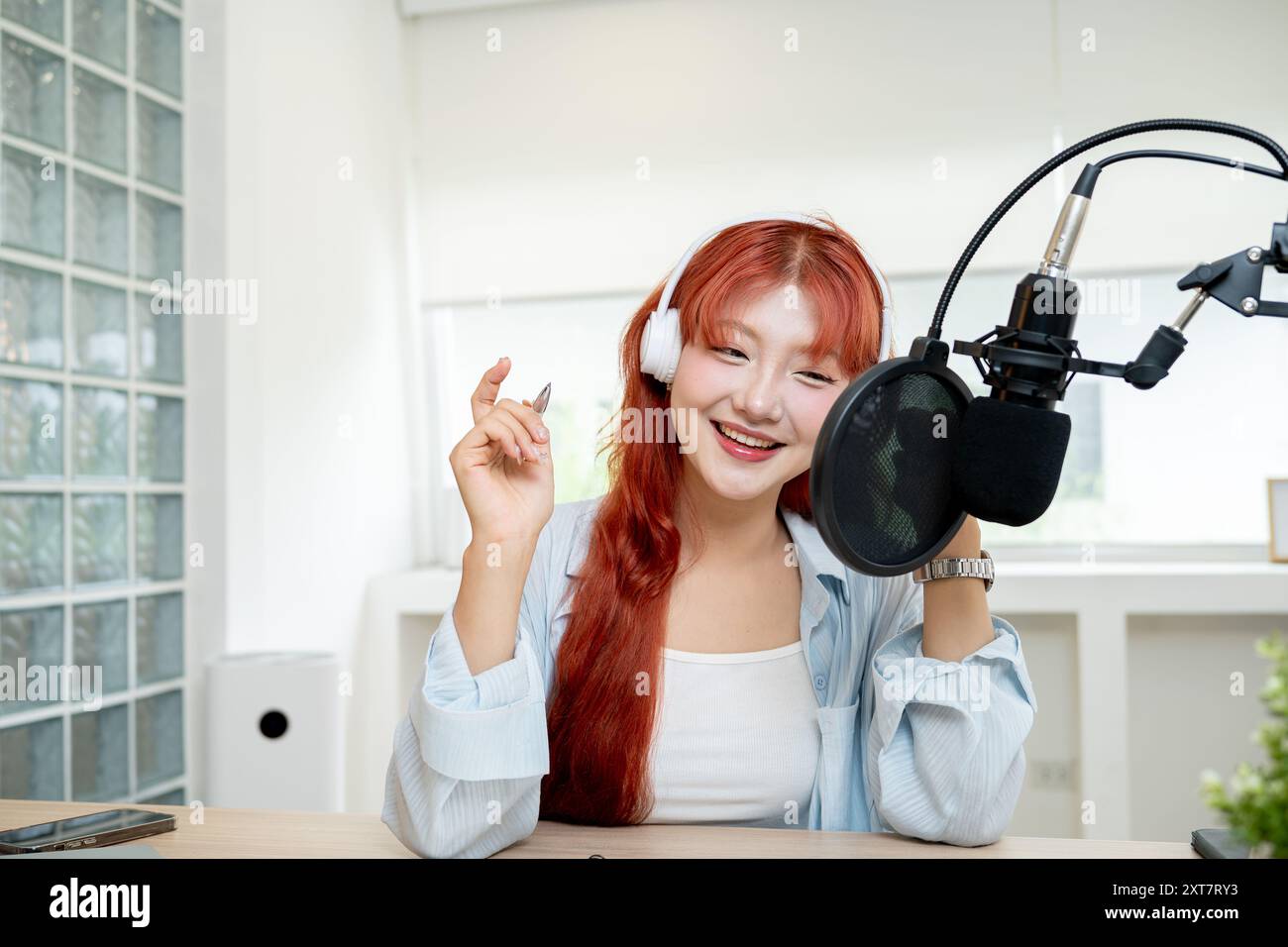 News announcer telling in hi-res stock photography and images - Alamy
