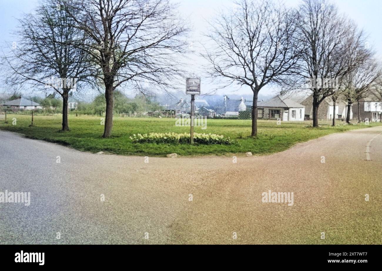 Village green uk 1950s hi-res stock photography and images - Alamy