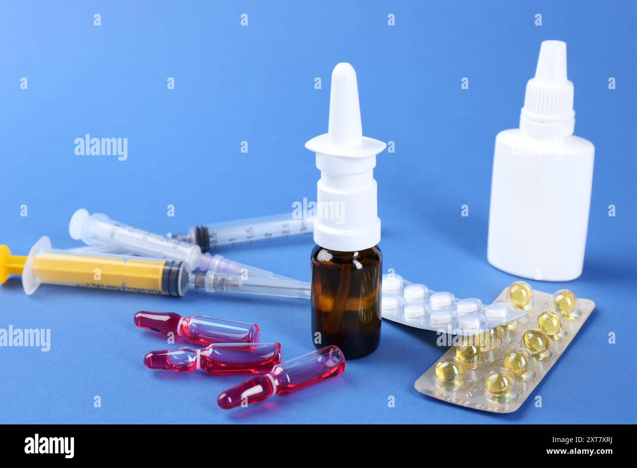 Medical syringes blue pills on hi-res stock photography and images - Alamy