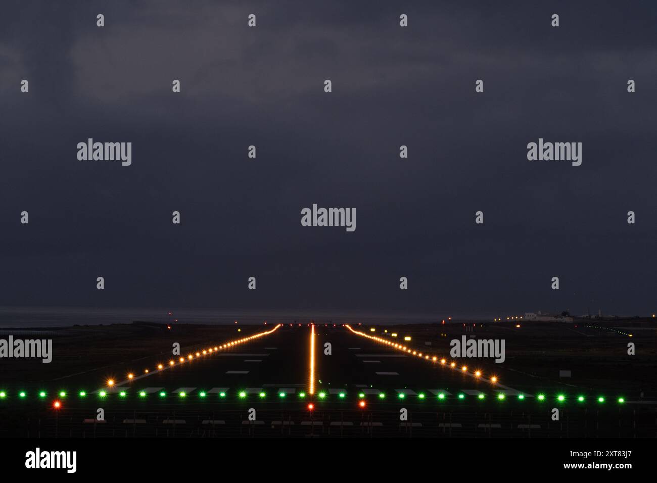 Empty airport runway lights hi-res stock photography and images - Alamy