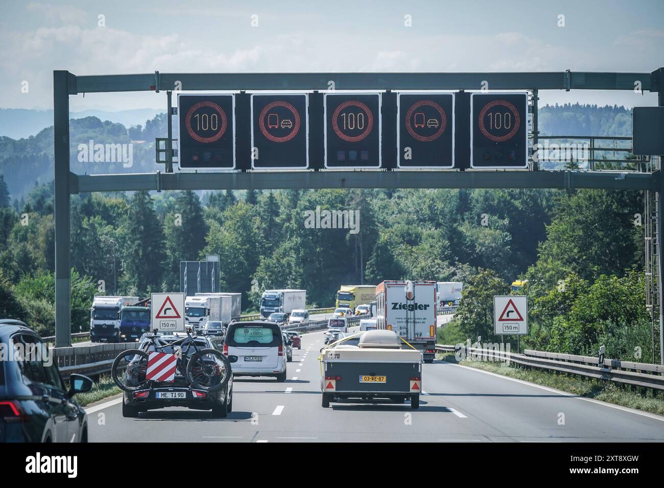 Autobahn, Verkehrszeichen, Geschwindigkeitsbegrenzung, 100 km/h, Stau ...