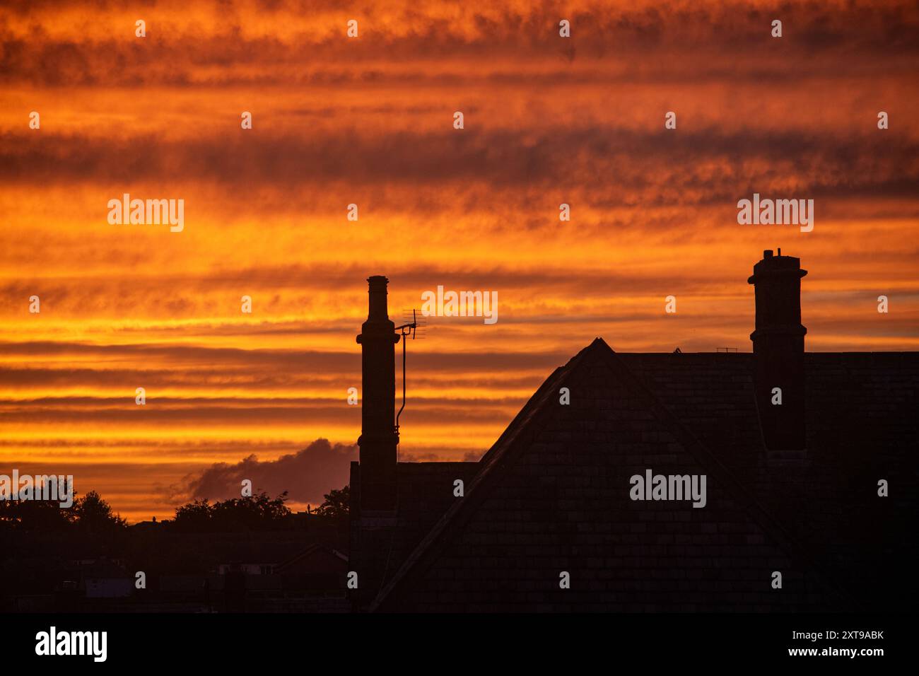 Dramatic beautiful setting sun hi-res stock photography and images - Alamy