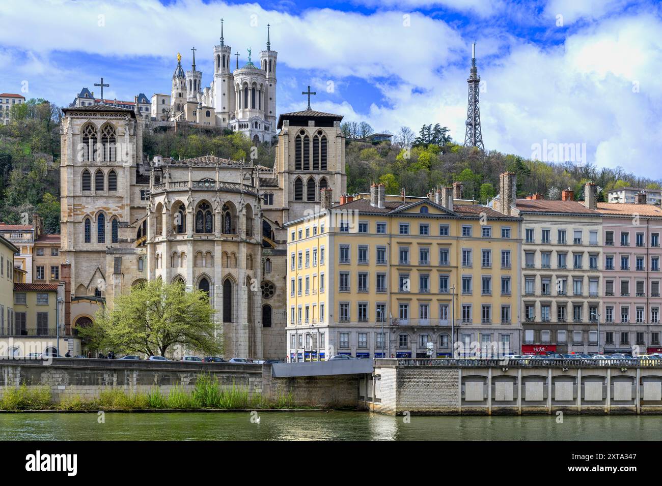 Cathédrale Saint-Jean-Baptiste, aligning with Basilique Notre-Dame de ...