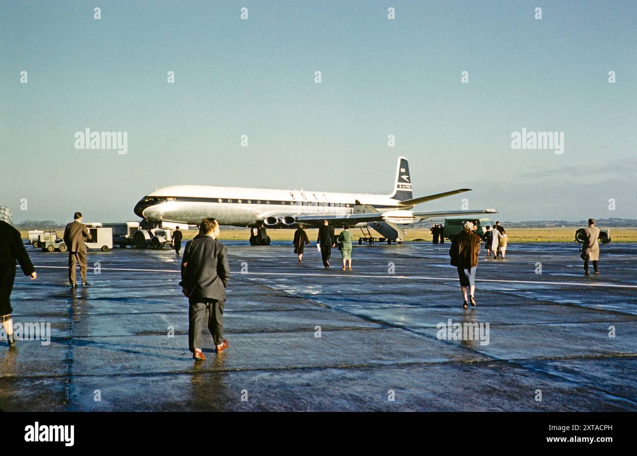 Aeroplane passengers 1960s hi-res stock photography and images - Alamy