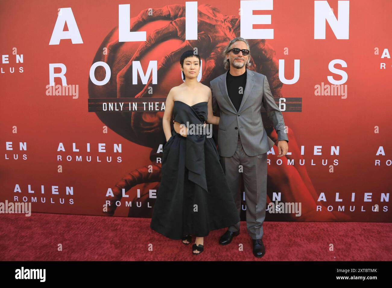 Aileen Wu und Fede Alvarez bei der Premiere des Kinofilms Alien ...