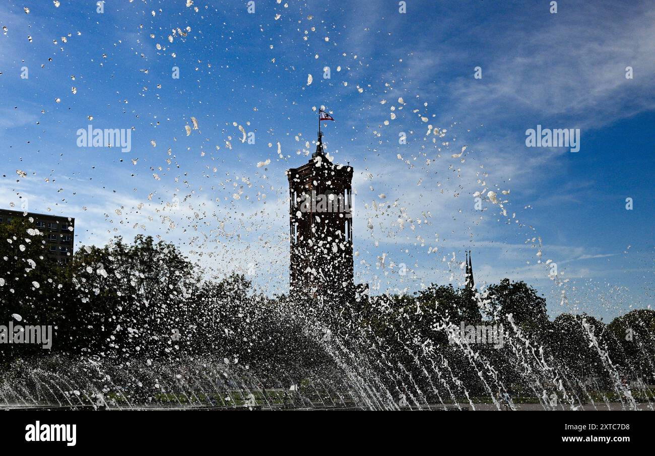 14 August 2024, Berlin: Fountains from the water cascades at the ...