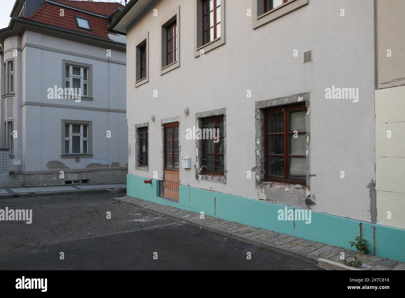 Poor condition of building hi-res stock photography and images - Alamy