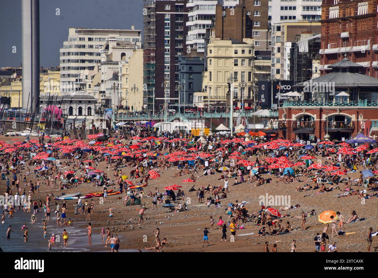 Brighton, UK. 9th September 2023. Crowds pack the beach in Brighton as ...
