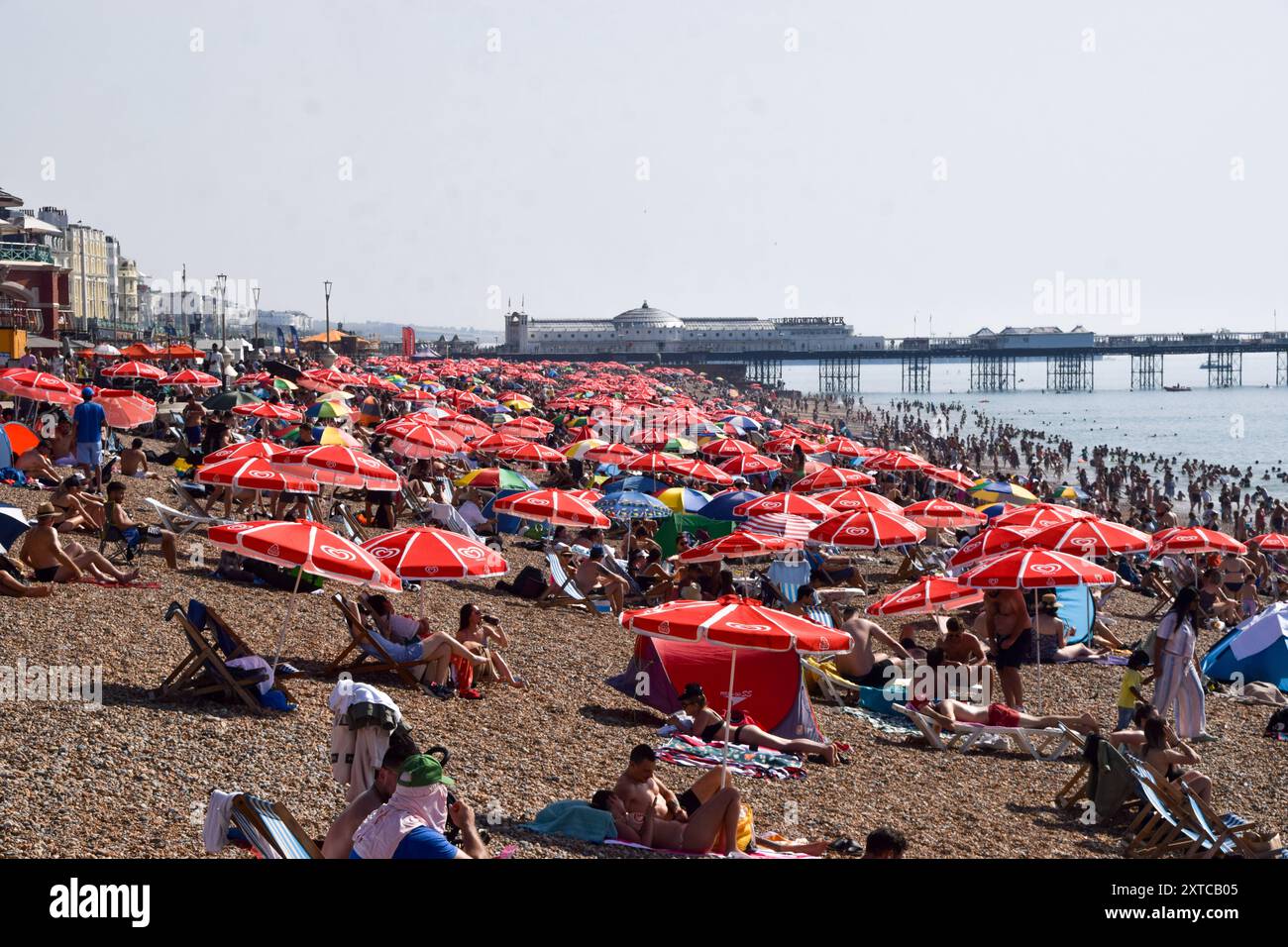 Brighton, UK. 9th September 2023. Crowds pack the beach in Brighton as ...