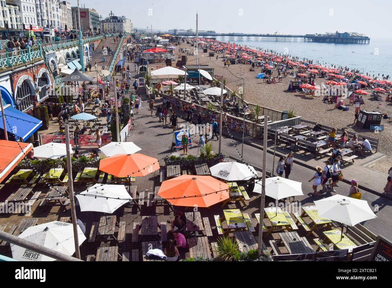 Brighton, UK. 9th September 2023. Crowds pack the beach in Brighton as ...