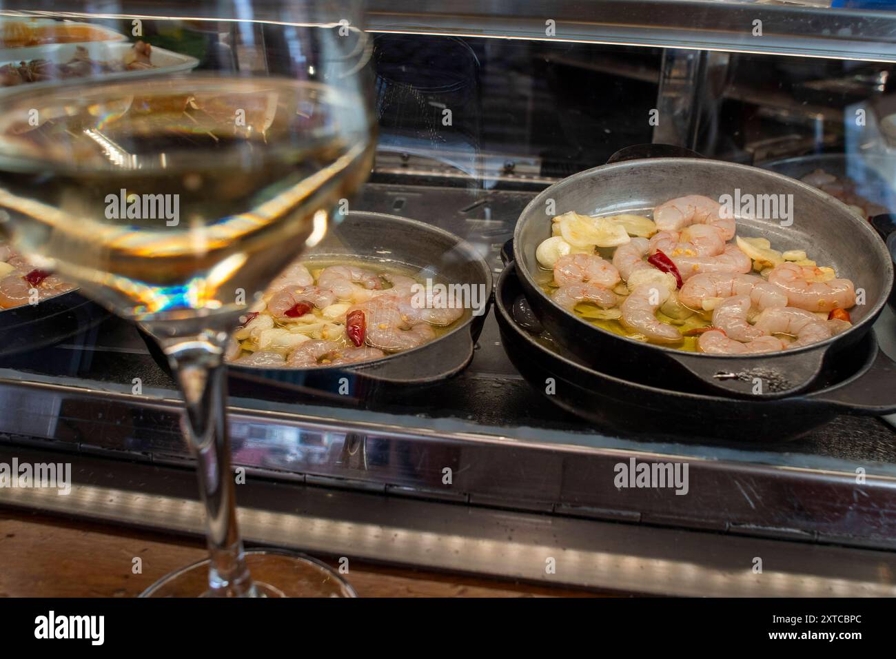 Gambas al Ajillo in einer Tapas Bar in der Tapasstraße , Calle Santo ...