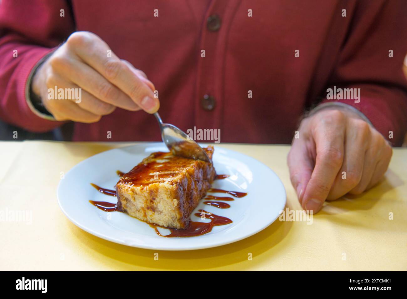 Manos comiendo hi-res stock photography and images - Alamy