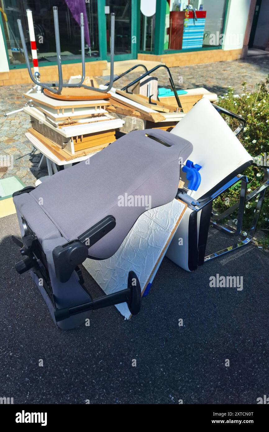 Throw away items hi-res stock photography and images - Alamy