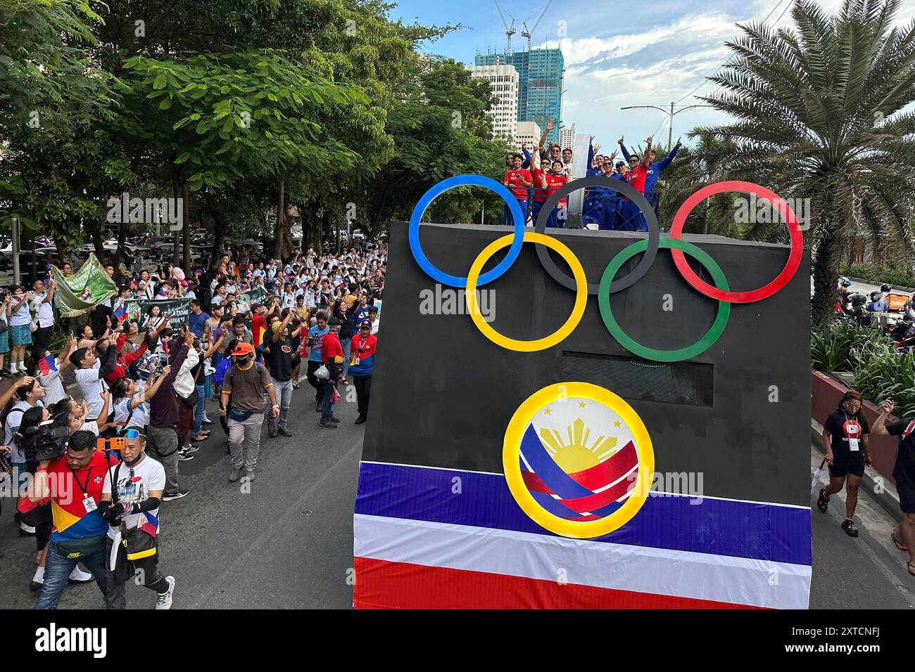Filipinos cheer the motorcade honoring members of the Philippine ...