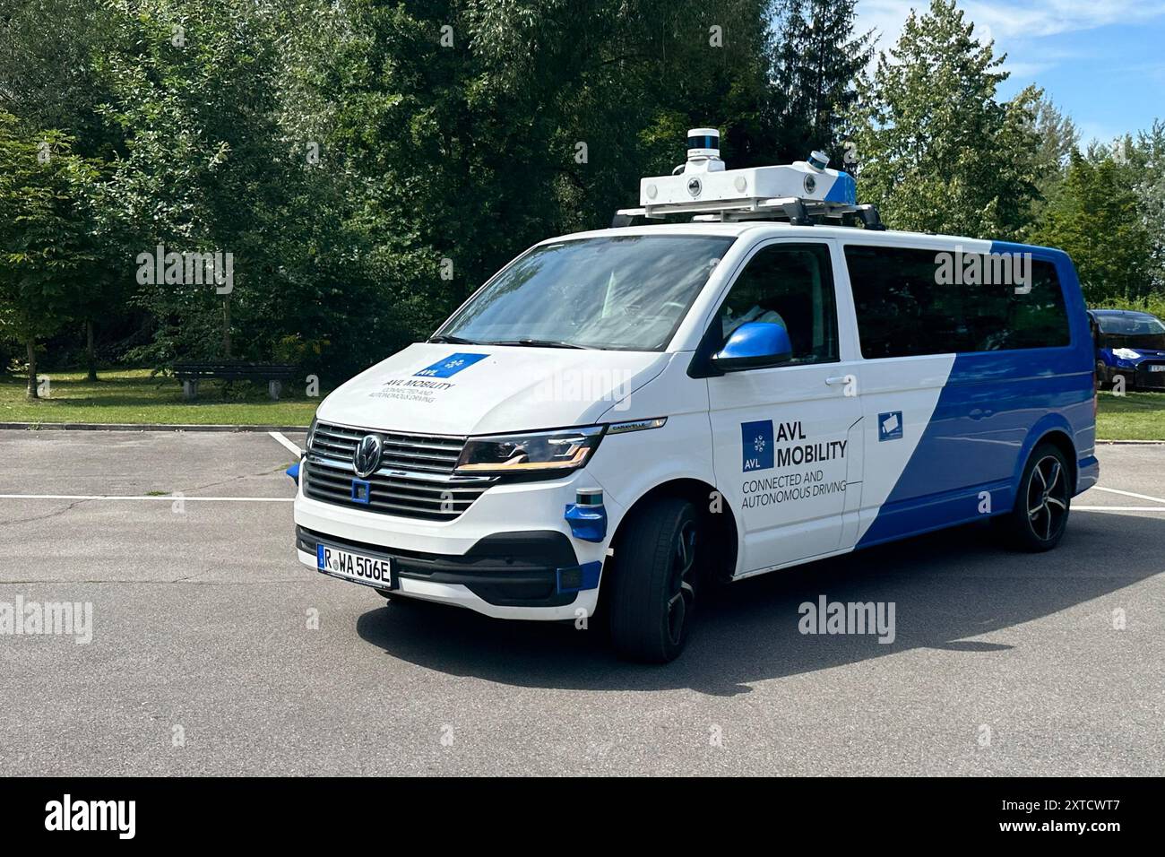 14 August 2024, Bavaria, Roding: A largely autonomous electric minibus ...