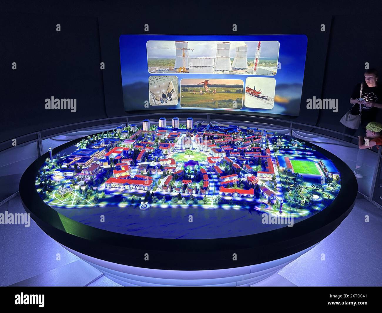 Moskau, Russia. 04th Aug, 2024. A model shows a city of the future ...