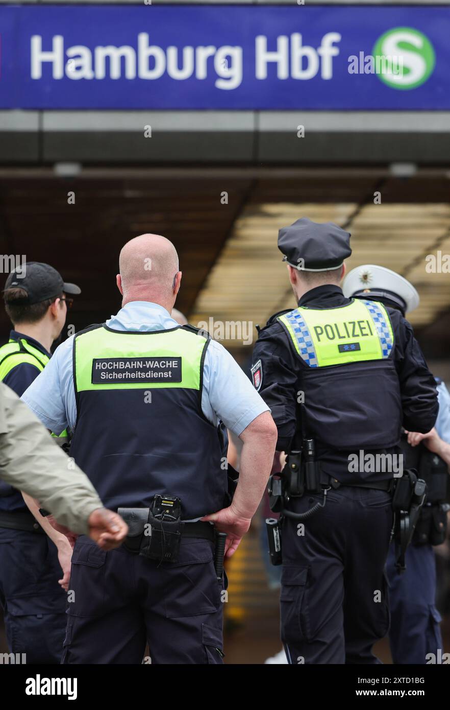 Hamburg, Germany. 14th Aug, 2024. A "Quattro patrol" made up of security forces from the federal ...