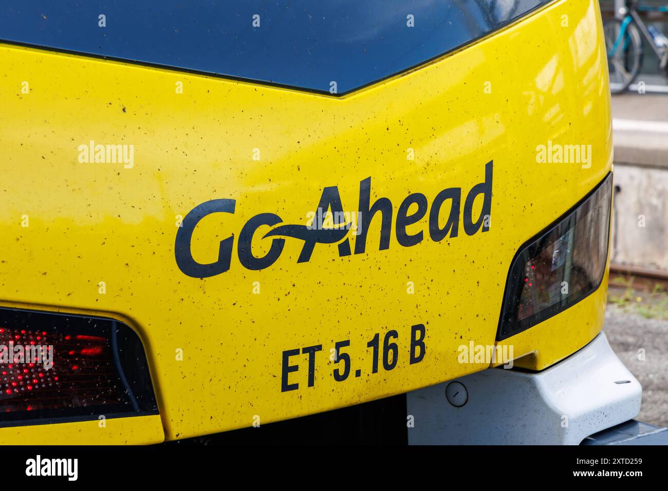 Logo der GoAhead an einer Regionalbahn Regionalzug der bwegt im ...