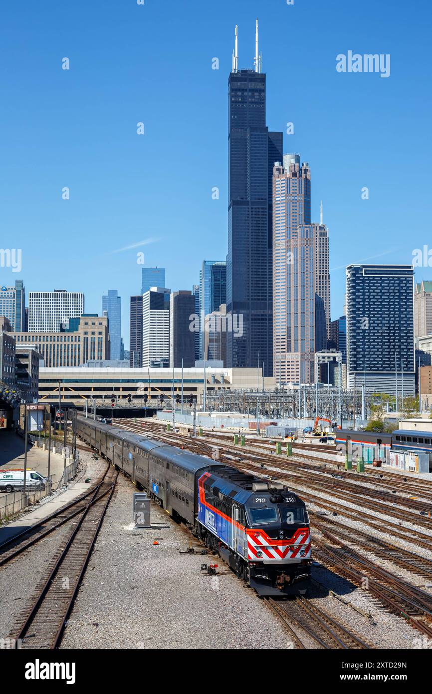 Chicago Skyline mit METRA Nahverkehr Zug Eisenbahn am Bahnhof Union ...