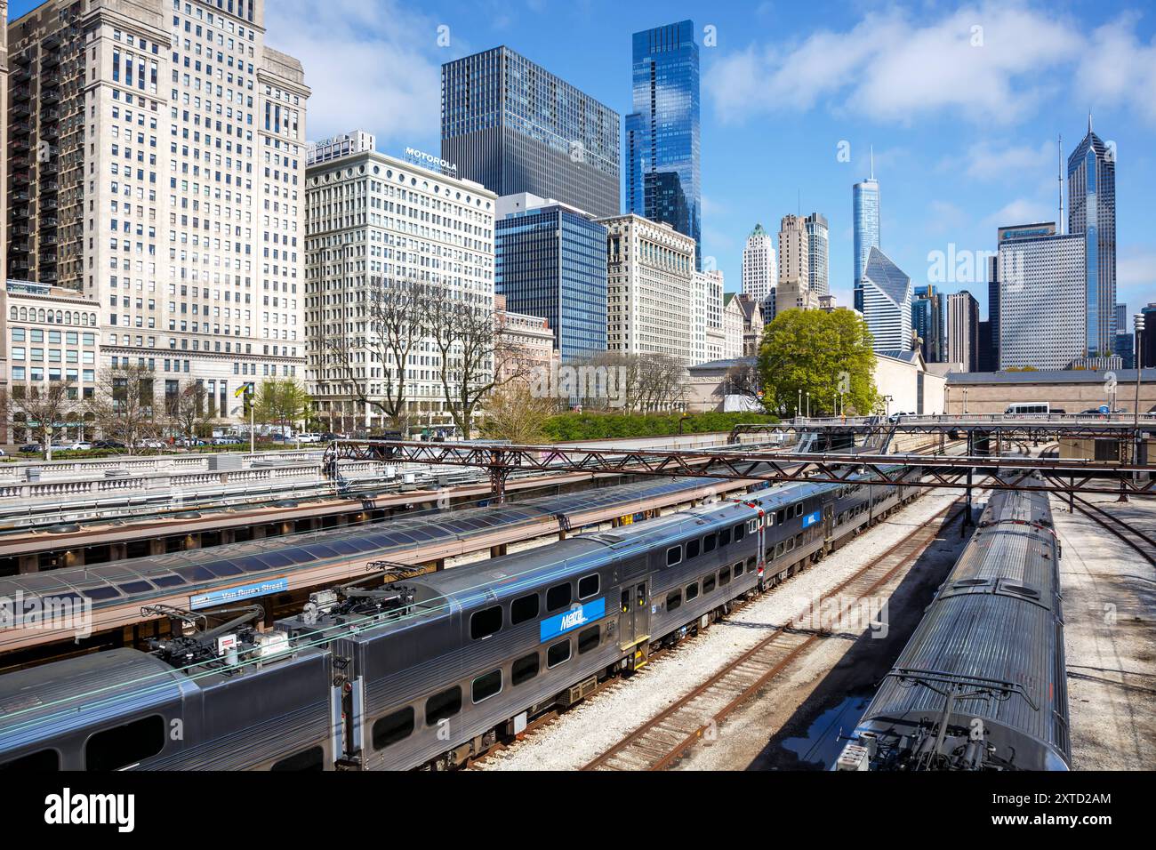 Chicago Skyline mit METRA Nahverkehr Zug Eisenbahn am Bahnhof Van Buren ...