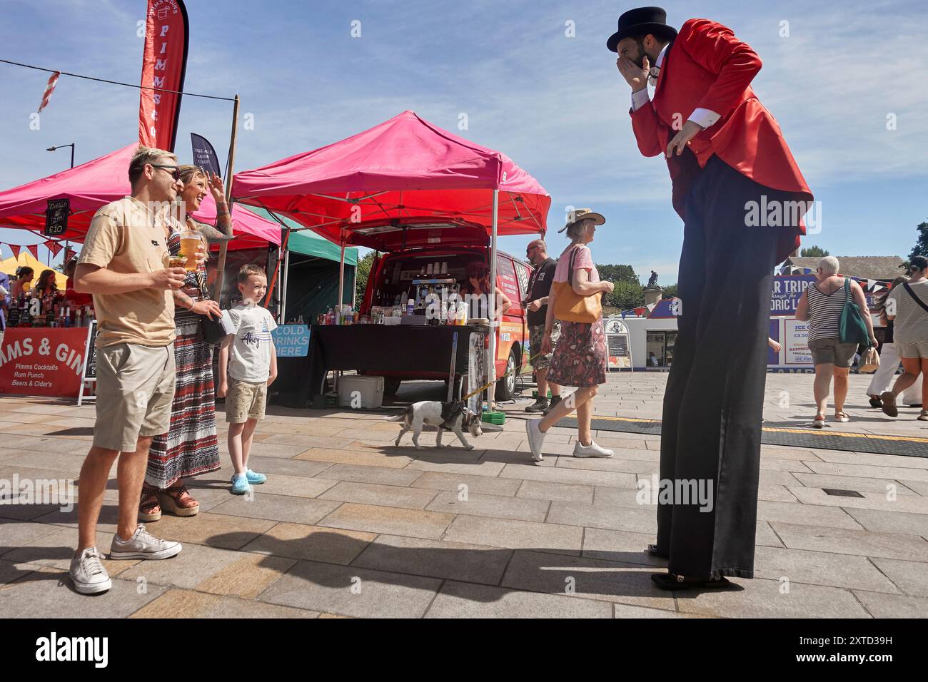 Stilt walker entertaining people in the street. Stratford upon Avon ...