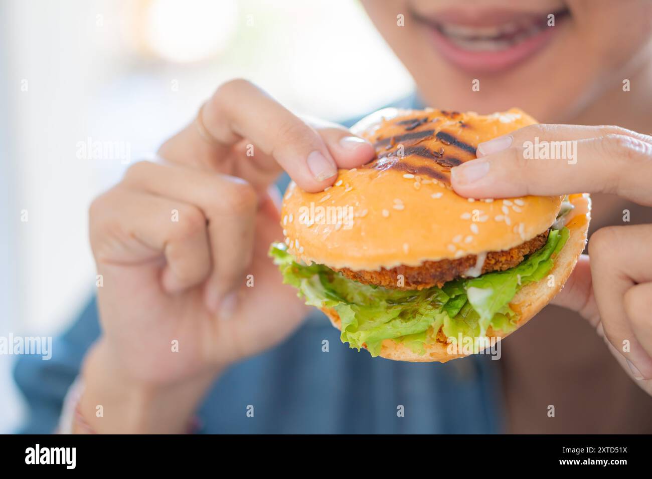 Juicy burger hand hi-res stock photography and images - Alamy