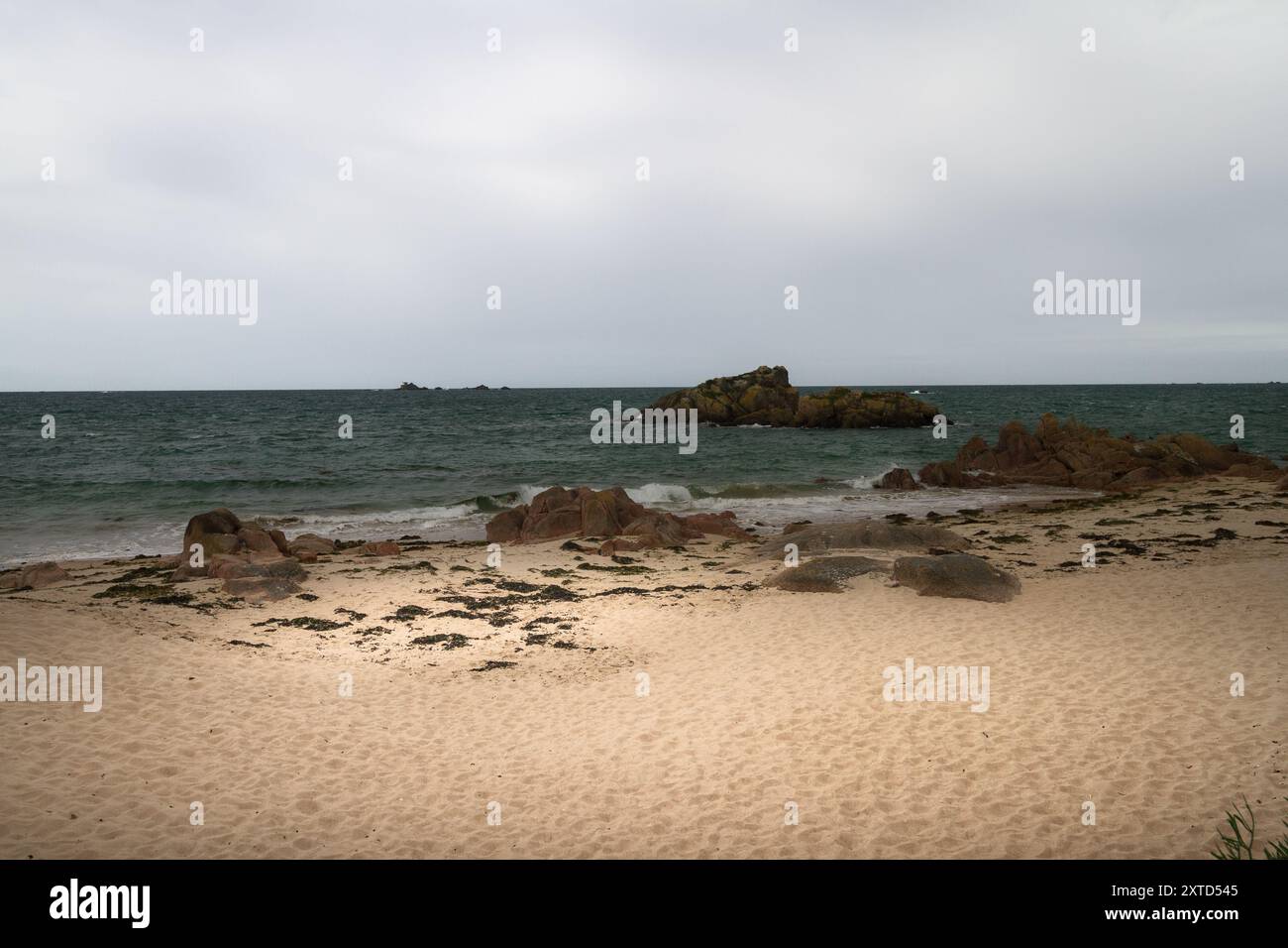 Rocky beach adventure bay hi-res stock photography and images - Alamy