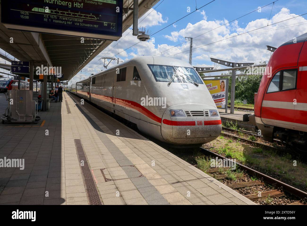 Eisenbahnverkehr an Rostock Hauptbahnhof. Intercity Express Zug ICE ...