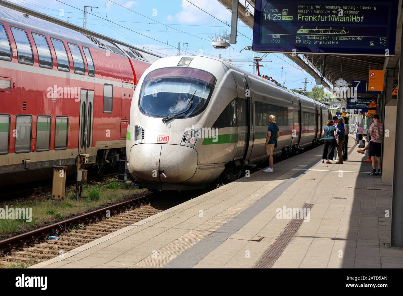 Eisenbahnverkehr an Rostock Hauptbahnhof. Intercity Express Zug ICE ...