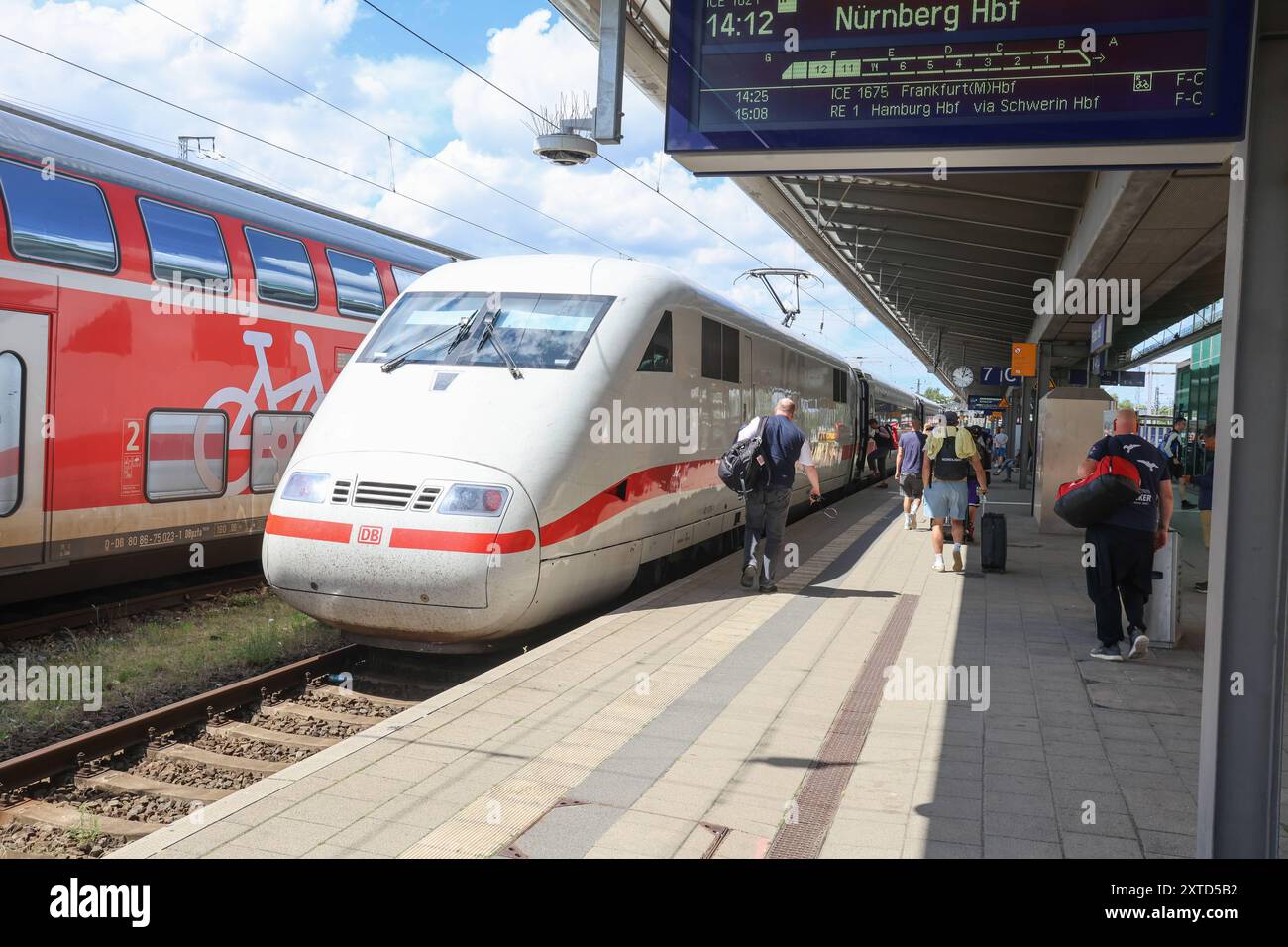 Eisenbahnverkehr an Rostock Hauptbahnhof. Intercity Express Zug ICE ...