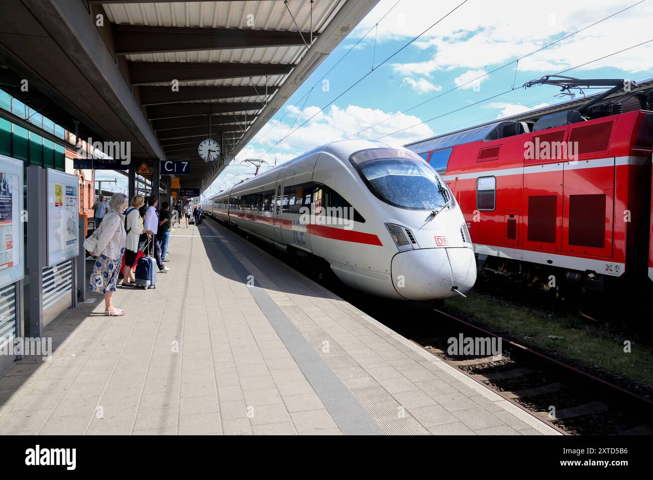 Eisenbahnverkehr an Rostock Hauptbahnhof. Intercity Express Zug ICE ...
