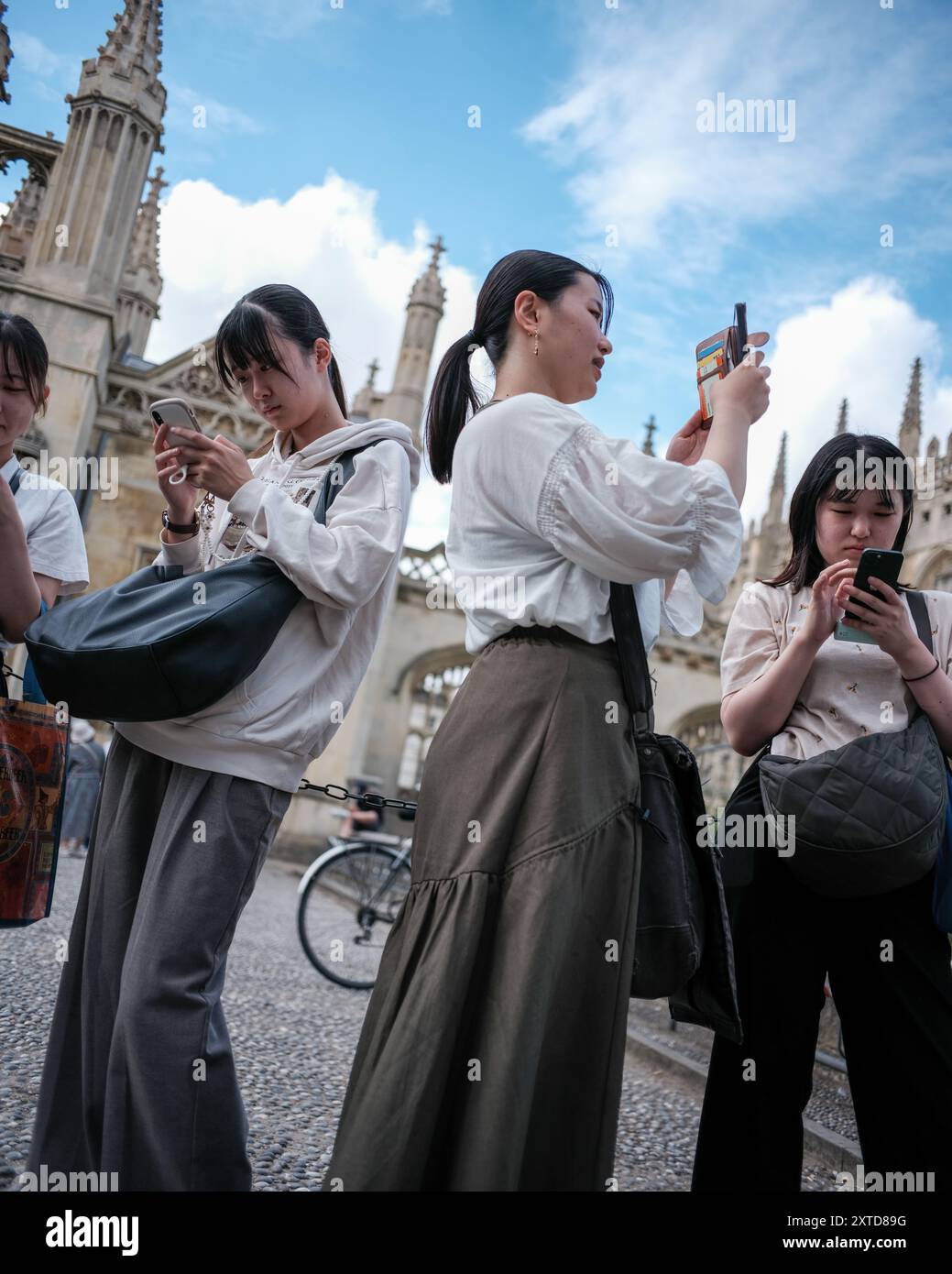 Tourists take photos phones hi-res stock photography and images - Alamy