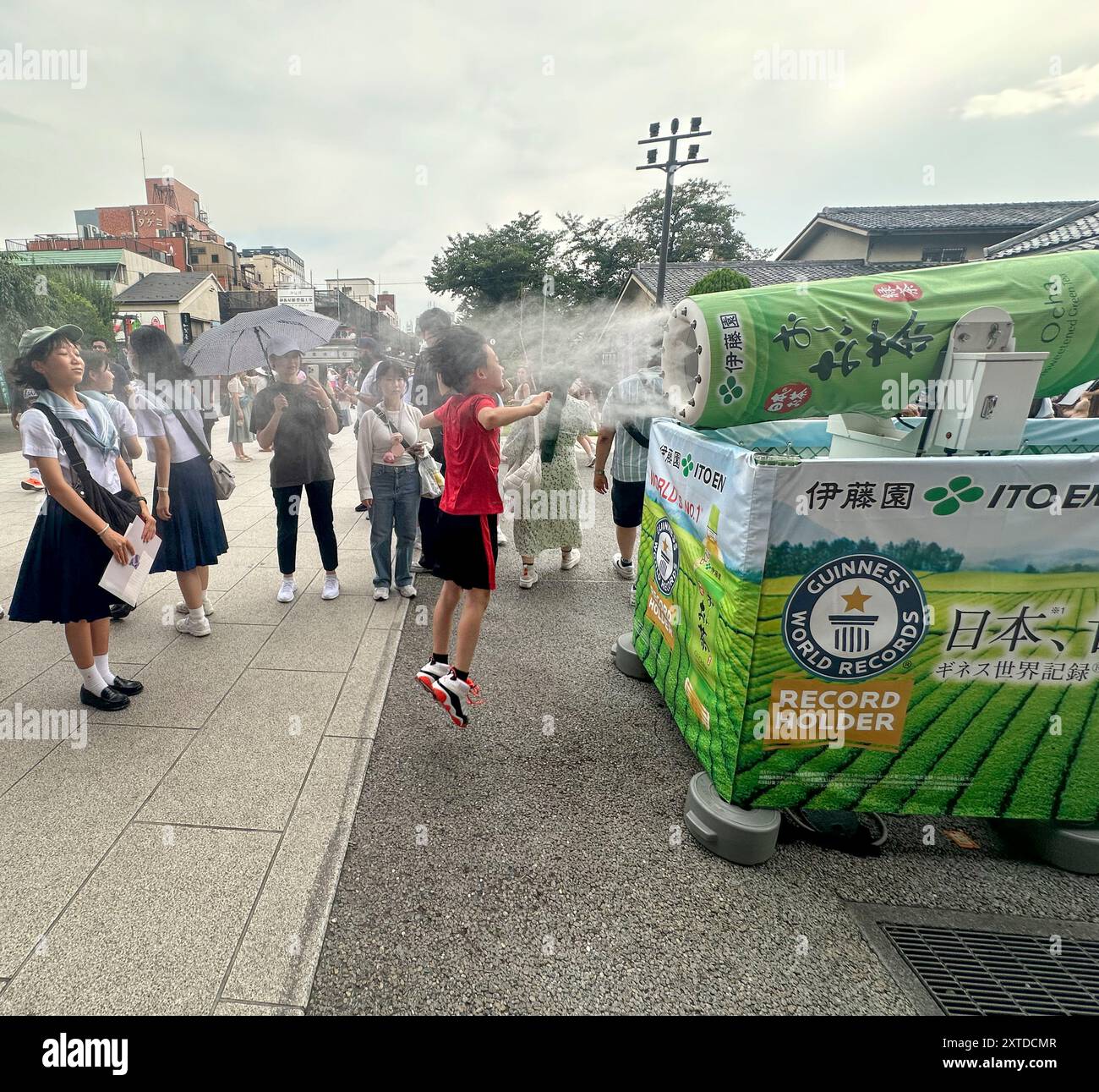 EXTREME HEAT IN JAPAN HOW TO COOL OF AT SENSO-JI TEMPLE Stock Photo - Alamy