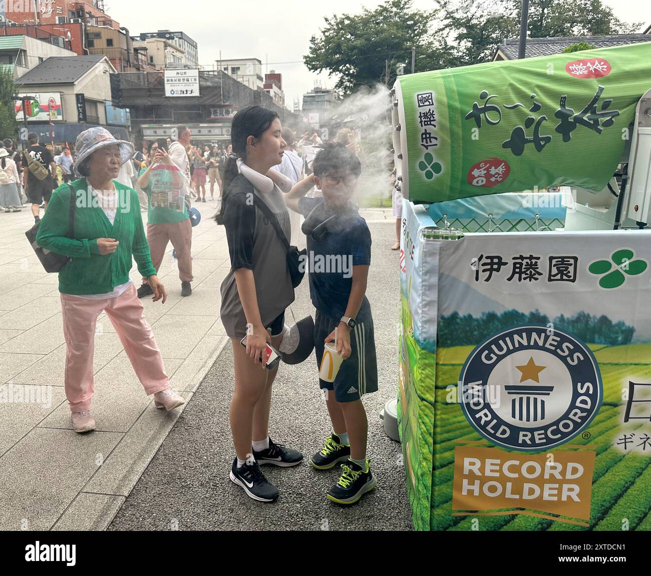 EXTREME HEAT IN JAPAN HOW TO COOL OF AT SENSO-JI TEMPLE Stock Photo - Alamy