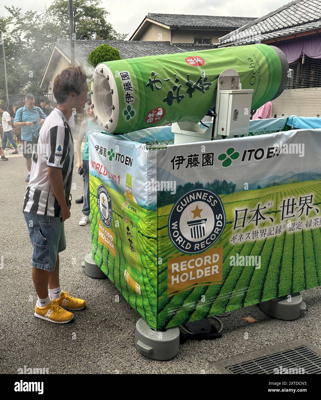 EXTREME HEAT IN JAPAN HOW TO COOL OF AT SENSO-JI TEMPLE Stock Photo - Alamy
