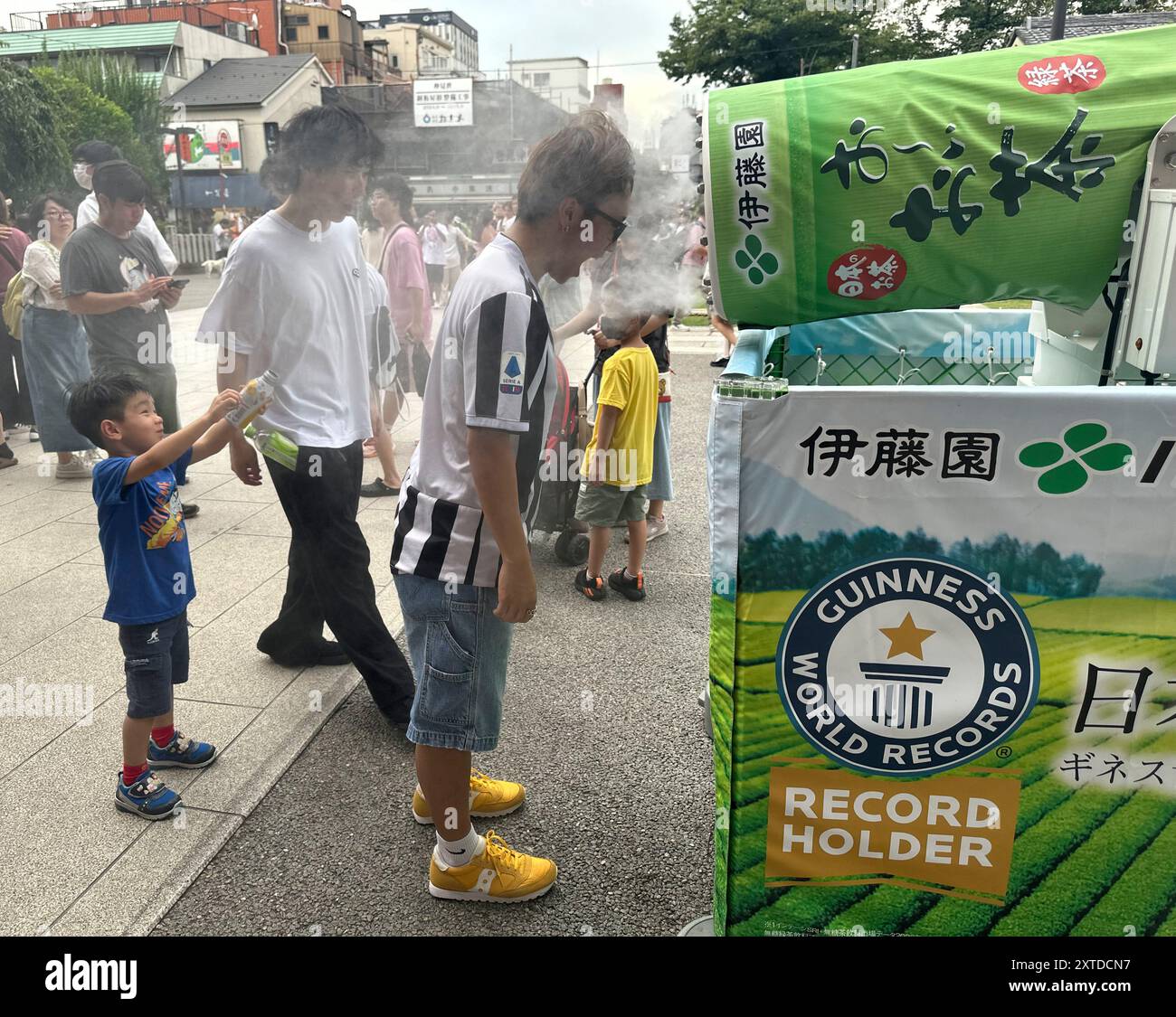 EXTREME HEAT IN JAPAN HOW TO COOL OF AT SENSO-JI TEMPLE Stock Photo - Alamy