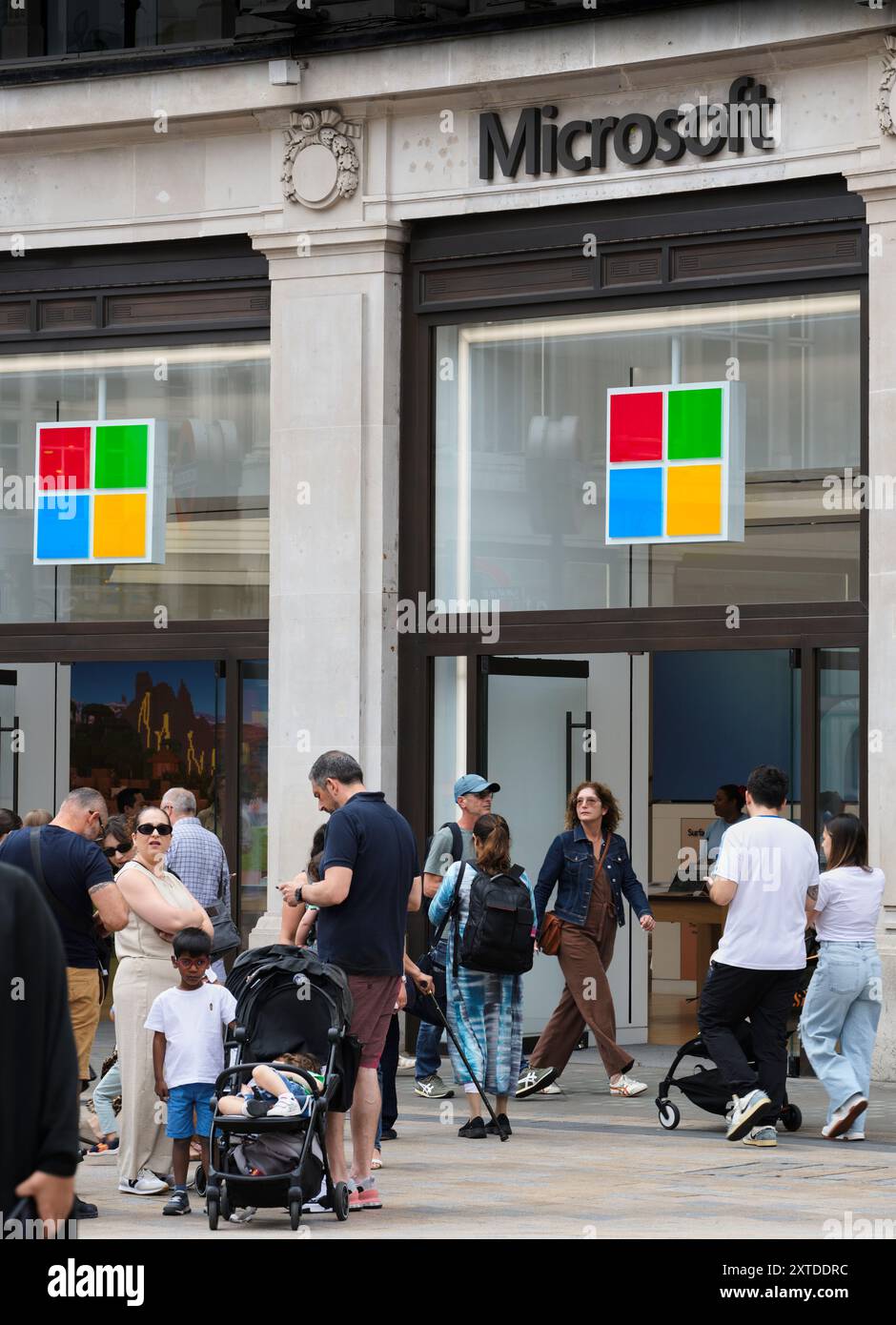 London computer centre hi-res stock photography and images - Alamy